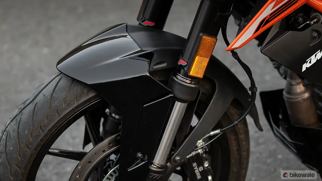 KTM 125 Duke [2021] Front Three-Quarter Image – BikeWale