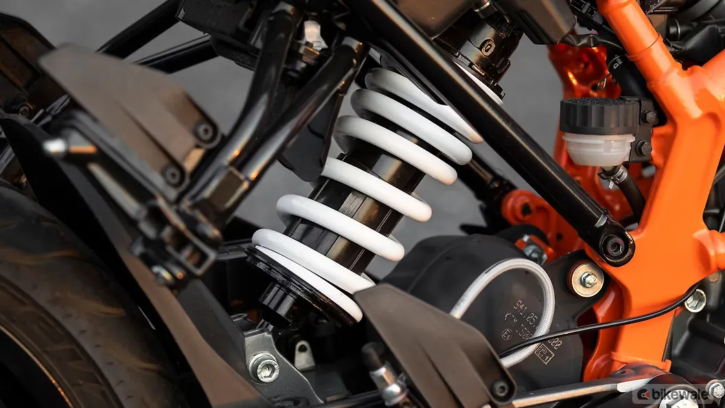 KTM 125 Duke [2021] Rear Suspension Spring Preload Setting Image – BikeWale