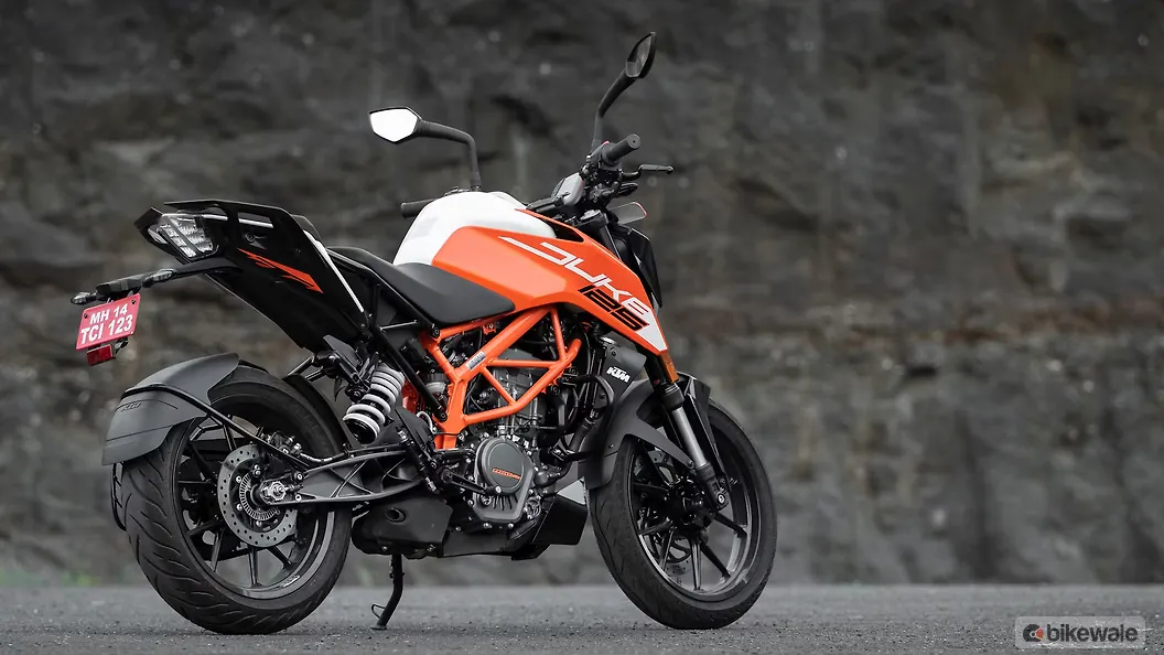 KTM 125 Duke [2021] Left Rear Three Quarter Image – BikeWale