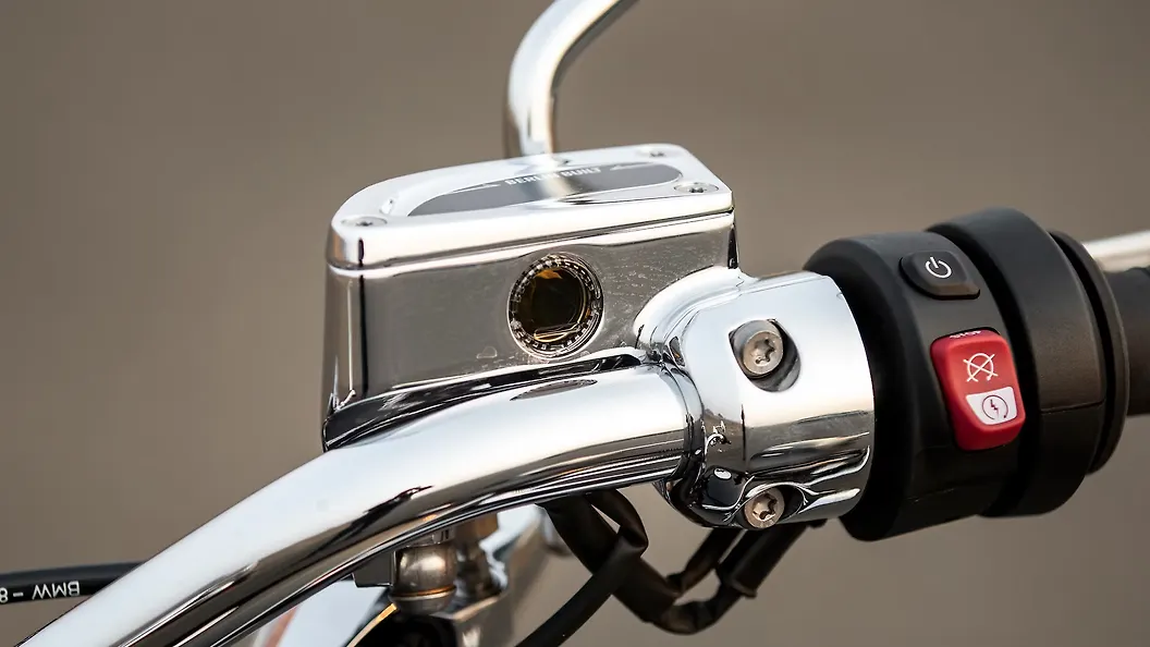 BMW R18 Front Brake Fluid Reservoir Image – BikeWale