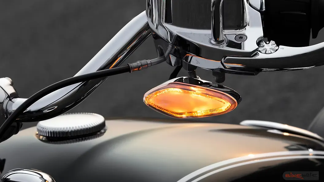 BMW R18 Front Turn Indicators Image – BikeWale
