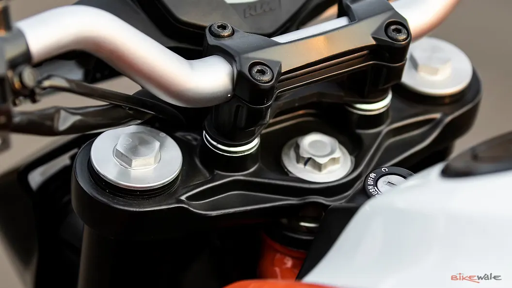 KTM 125 Duke [2021] Front Suspension Preload Adjuster Image – BikeWale