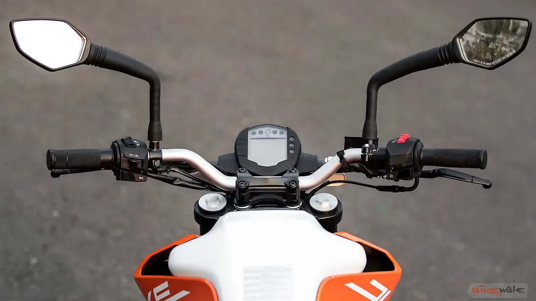 KTM 125 Duke [2021] Right Side Handelbar Throttle Grip Image – BikeWale