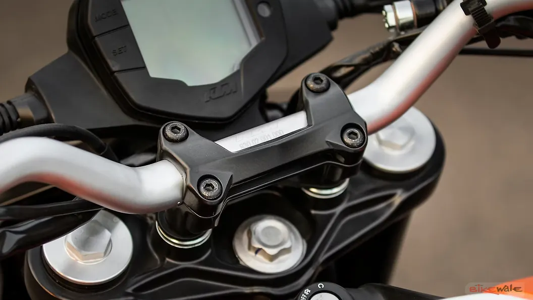 KTM 125 Duke [2021] Handlebar Clamp Image – BikeWale