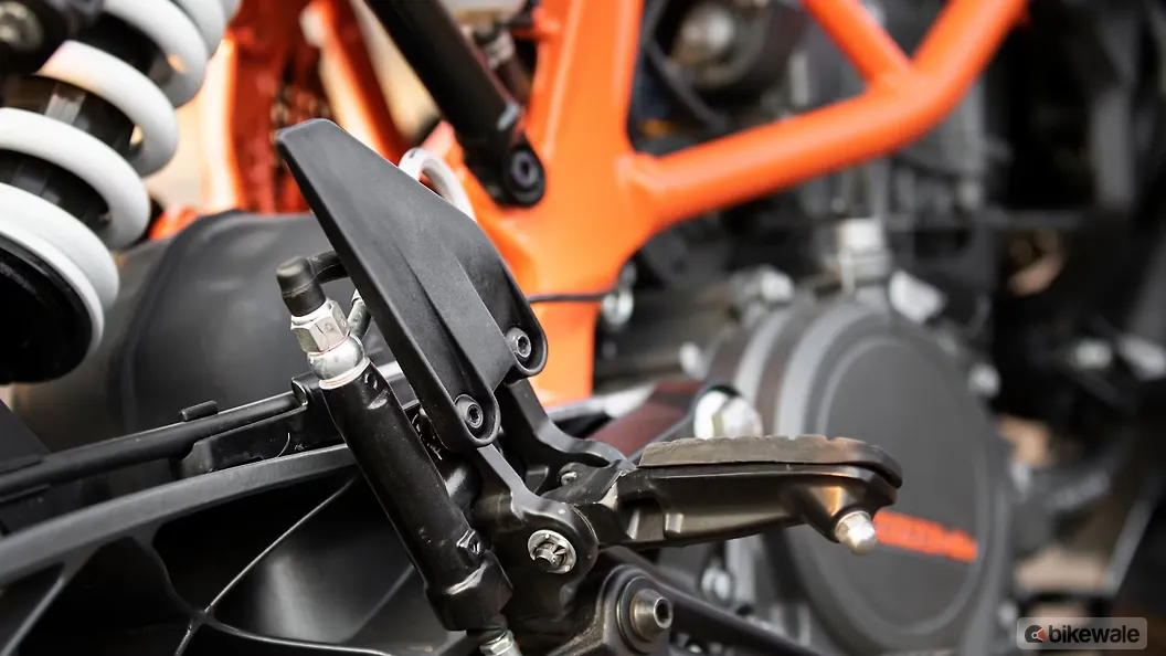 KTM 125 Duke [2021] Heel Plate Image – BikeWale