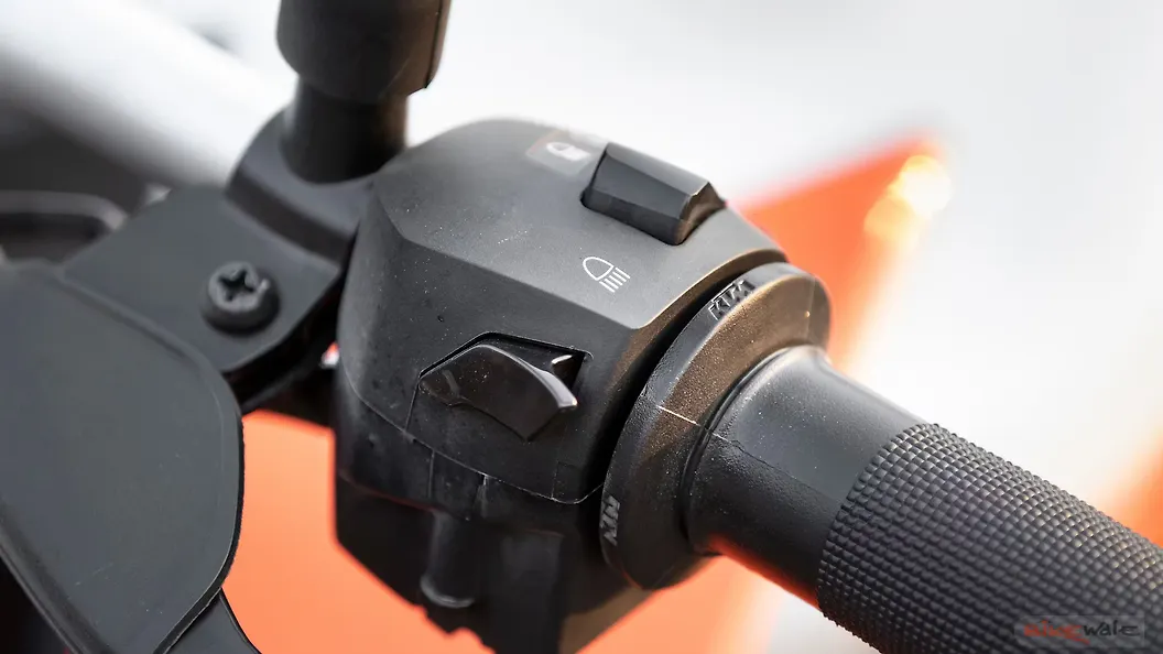 KTM 125 Duke [2021] Right Side Handelbar Throttle Grip Image – BikeWale