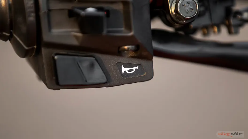 KTM 125 Duke [2021] Right Side Handelbar Throttle Grip Image – BikeWale