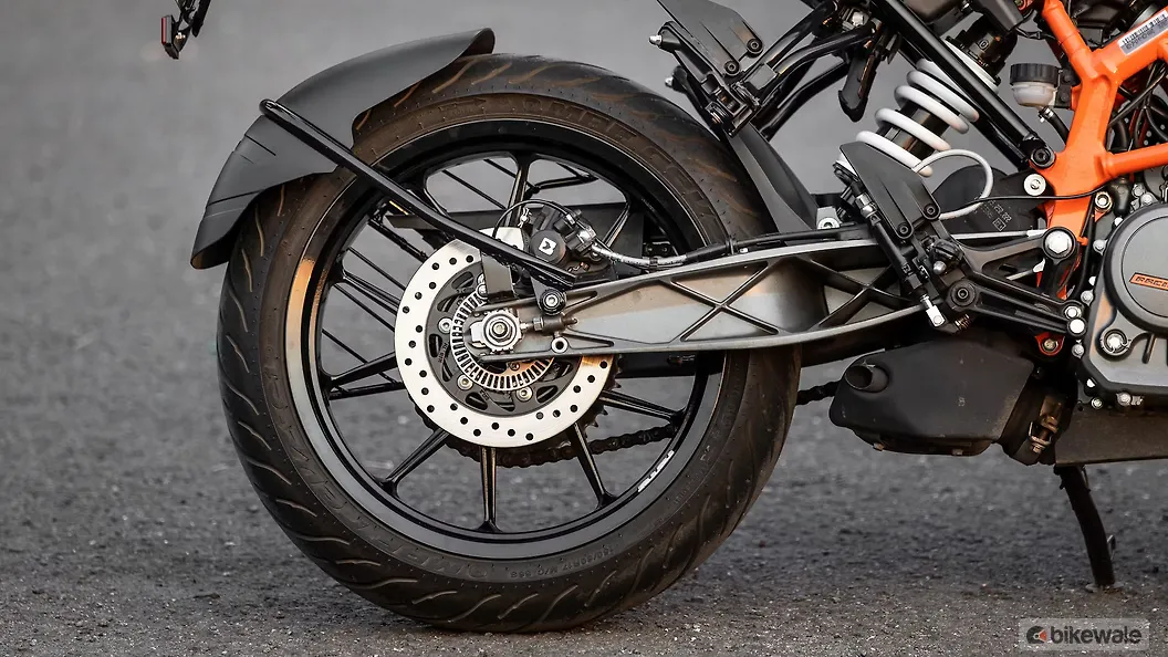 KTM 125 Duke [2021] Rear Alloy Wheel Image – BikeWale