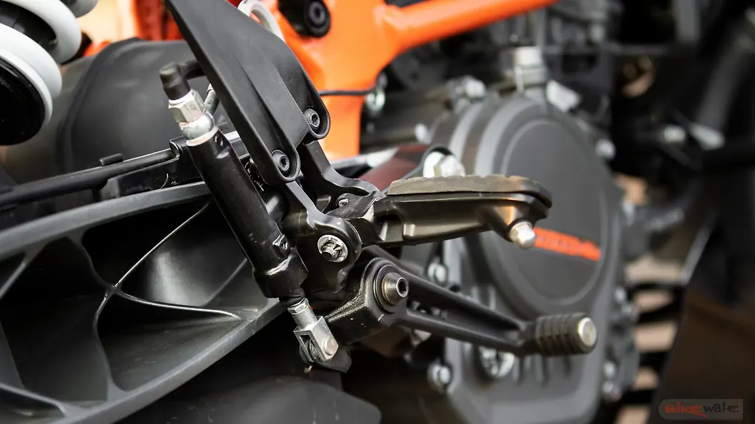 KTM 125 Duke [2021] Rear Brake Lever Assembly Image – BikeWale