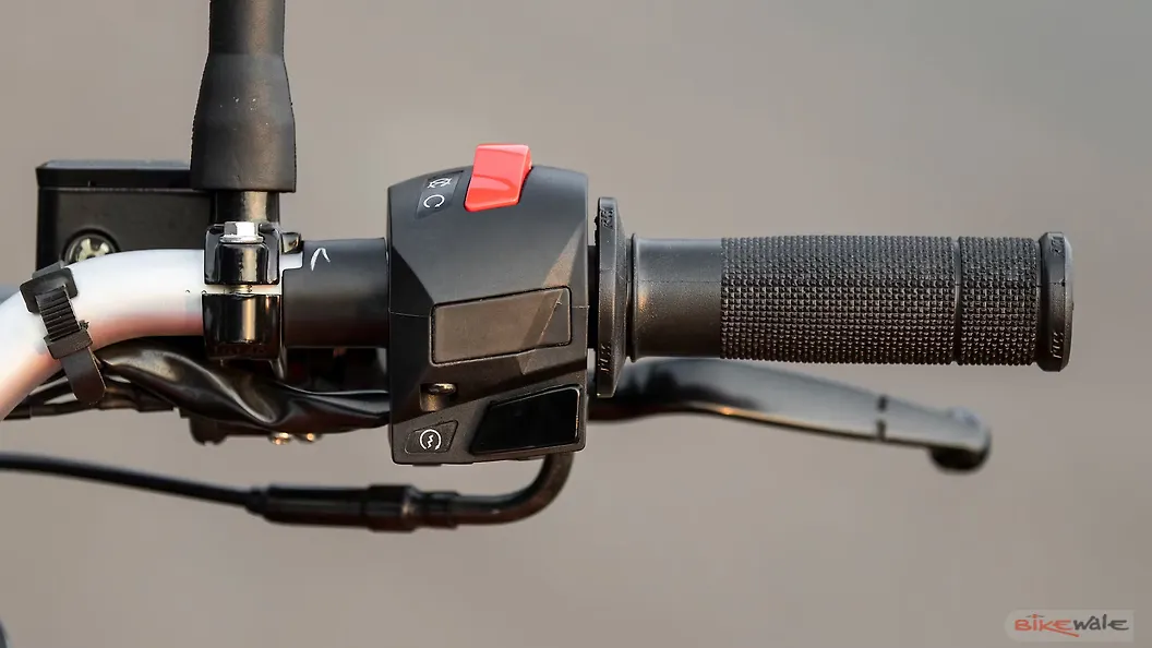 KTM 125 Duke [2021] Right Side Handelbar Throttle Grip Image – BikeWale