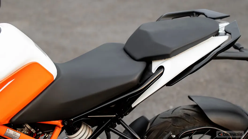KTM 125 Duke [2021] Split Seat Image – BikeWale