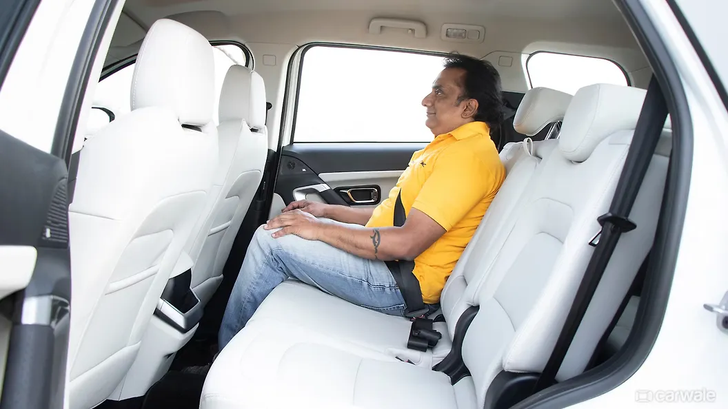 Safari Second Row Seats Image, Safari Photos in India - CarWale