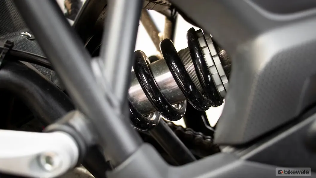 Benelli TRK 502 Rear Suspension Spring Preload Setting Image – BikeWale