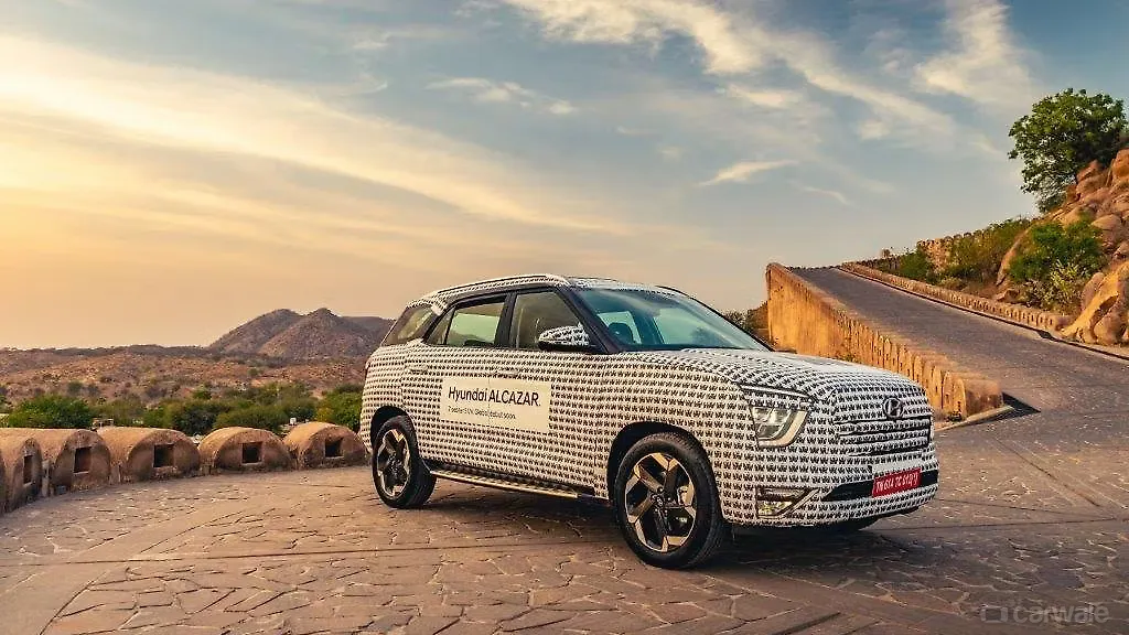 Alcazar Right Front Three Quarter Image, Alcazar Photos in India - CarWale