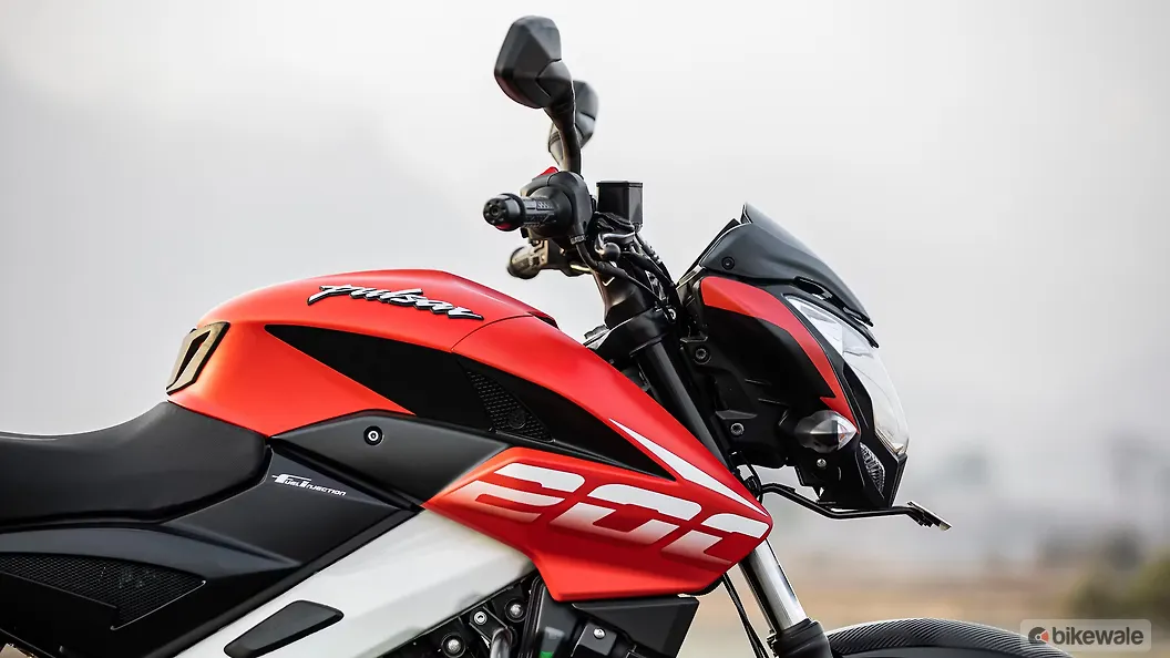 Bajaj Pulsar NS200 Right Front Three Quarter Image – BikeWale
