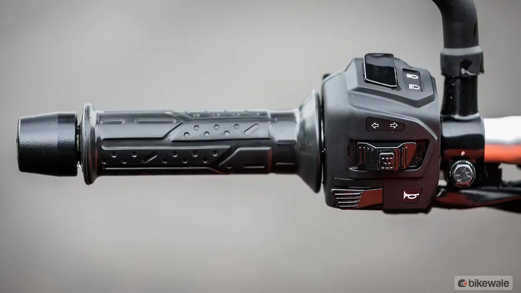 Bajaj Pulsar NS125 Left Side Handlebar Grip Image – BikeWale