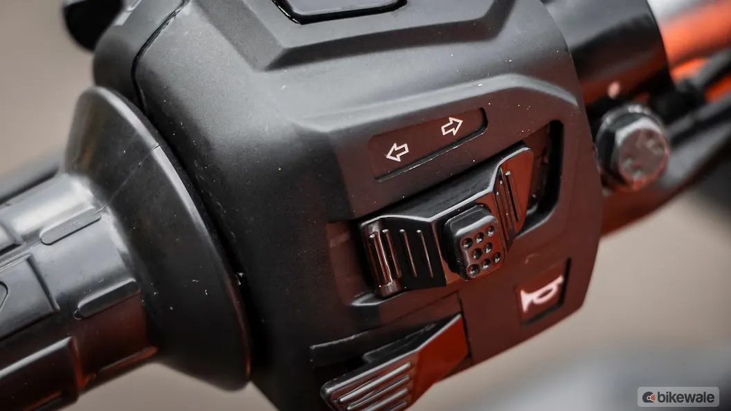 Bajaj Pulsar NS125 Turn Indicators Switch Image – BikeWale