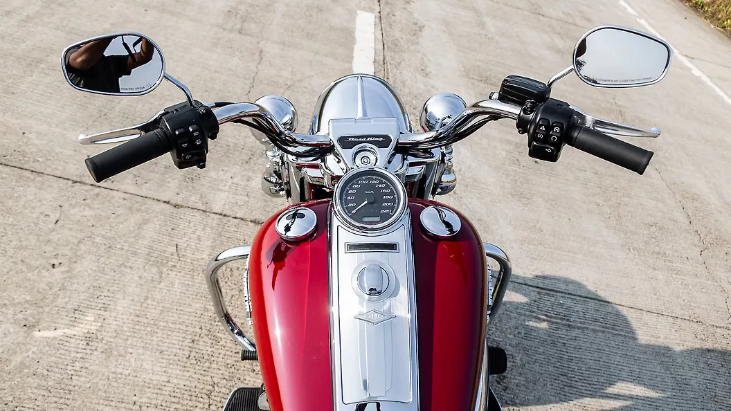 Harley-Davidson Road King Handle Bar Image – BikeWale