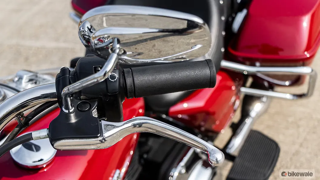 Harley-Davidson Road King Left Side Handlebar Grip Image – BikeWale