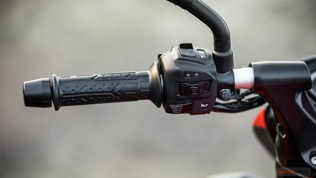 Bajaj Pulsar NS200 Left Side Multifunction Switchgear Image – BikeWale