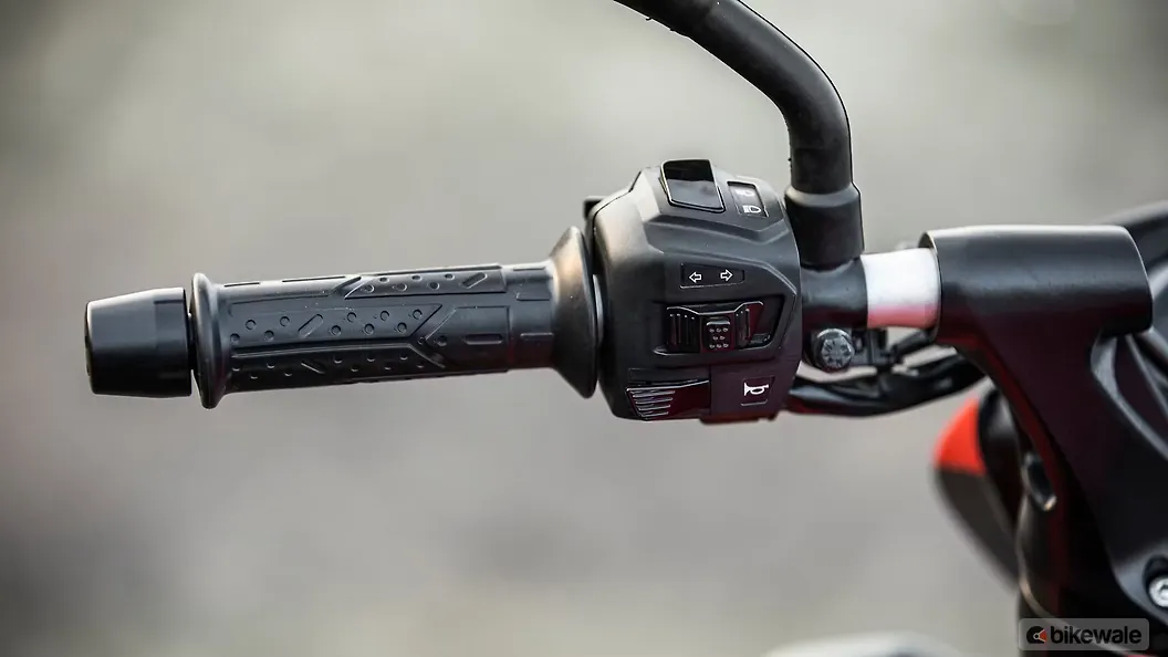 Bajaj Pulsar NS200 Right Side Handelbar Throttle Grip Image – BikeWale