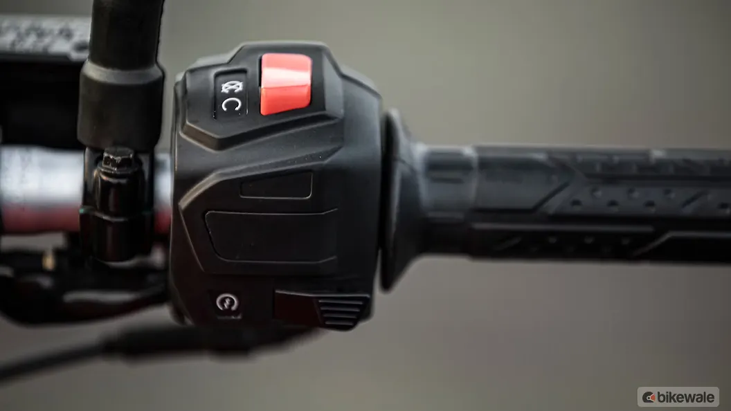 Bajaj Pulsar NS200 Right Side Handelbar Throttle Grip Image – BikeWale