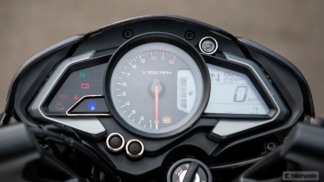 Bajaj Pulsar NS200 Gear Shift Indicator Image – BikeWale