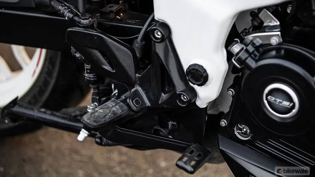 Bajaj Pulsar NS200 Rider Footpeg Image – BikeWale