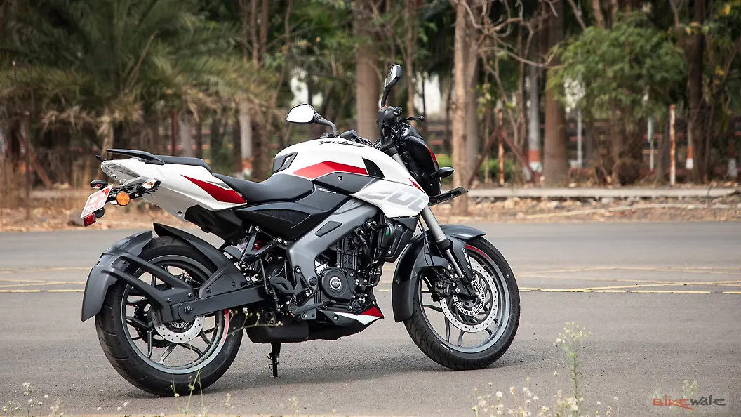 Bajaj Pulsar NS200 Right Side View Image – BikeWale