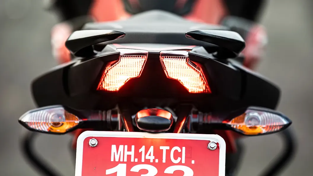 Bajaj Pulsar NS200 Tail Light Image – BikeWale