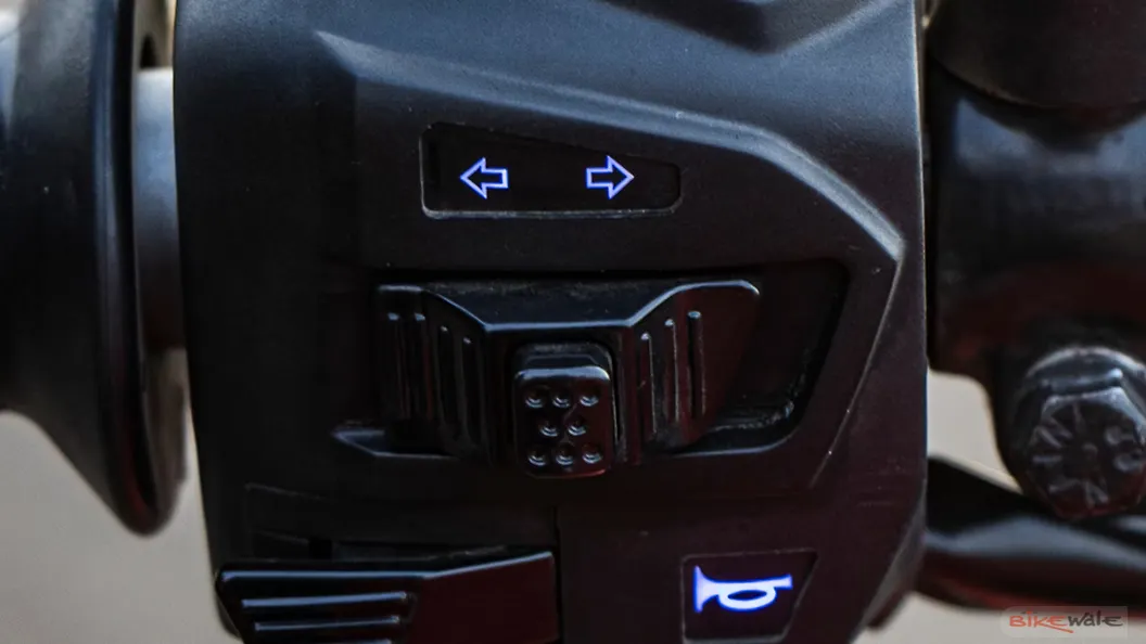 Bajaj Pulsar NS200 Turn Indicators Switch Image – BikeWale