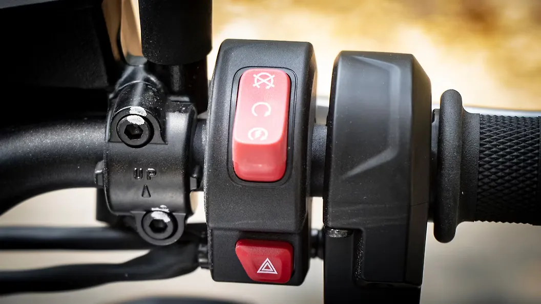 Triumph Trident 660 Emergency Off Switch/Kill Switch Image – BikeWale