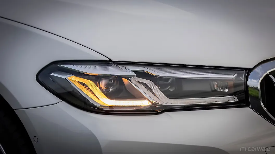 5 Series Blinker Image, 5 Series Photos in India - CarWale