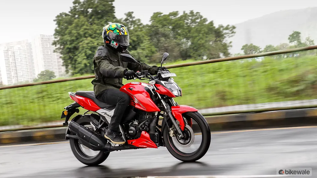 TVS Apache RTR 160 4V Right Front Three Quarter Image – BikeWale