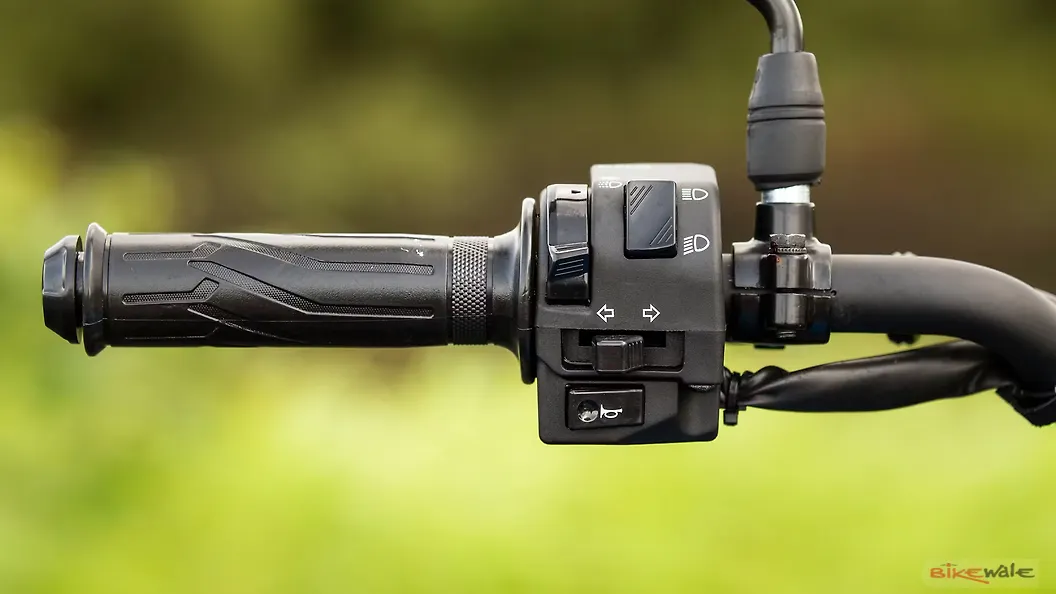 Yamaha FZ X Right Side Handelbar Throttle Grip Image – BikeWale