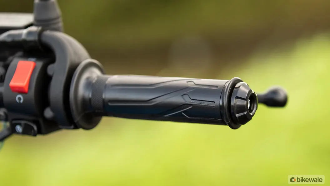 Yamaha FZ X Right Side Handelbar Throttle Grip Image – BikeWale