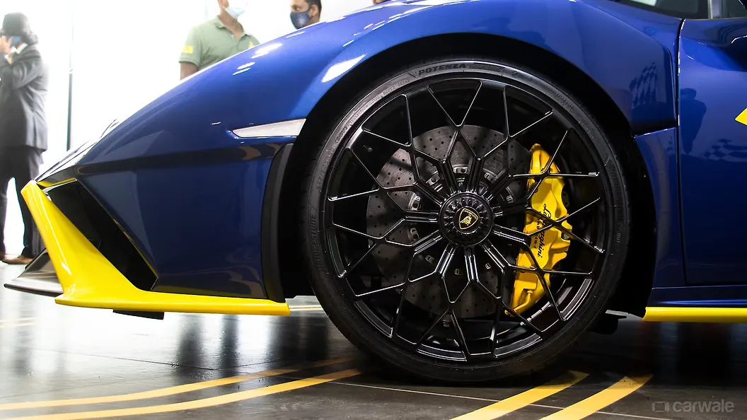 Huracan STO Front Fender Image, Huracan STO Photos in India - CarWale