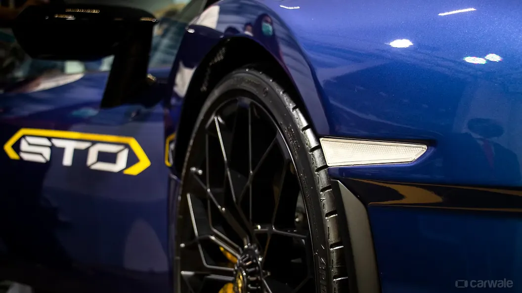 Huracan STO Front Fog Lamp Image, Huracan STO Photos in India - CarWale