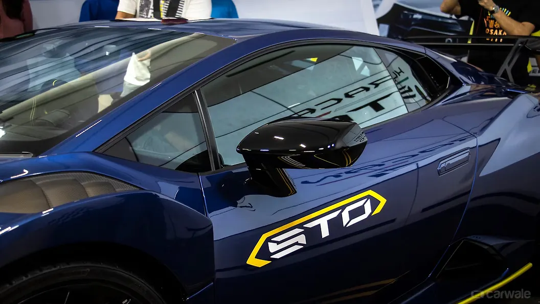 Huracan STO Side Badge Image, Huracan STO Photos in India - CarWale