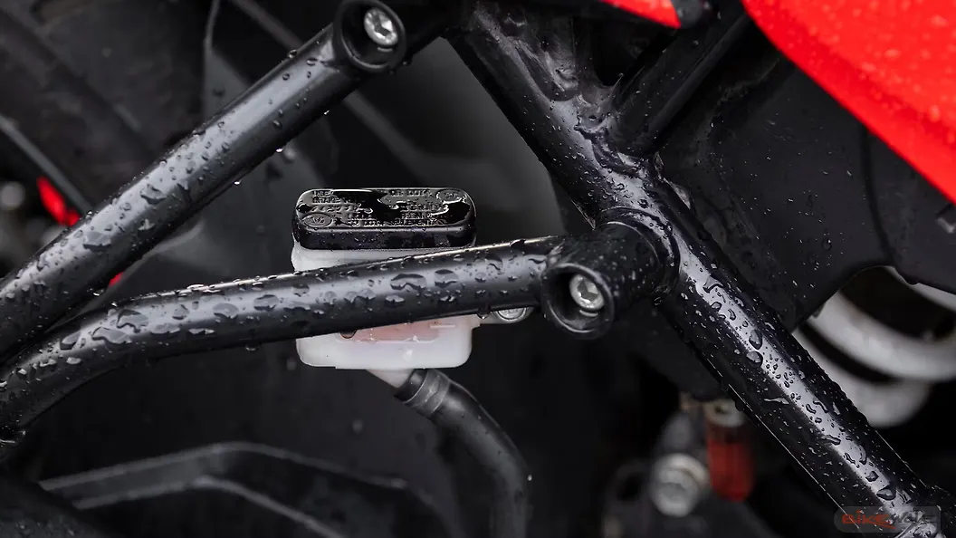 TVS Apache RTR 160 4V Drive Chain and Sprocket Image – BikeWale