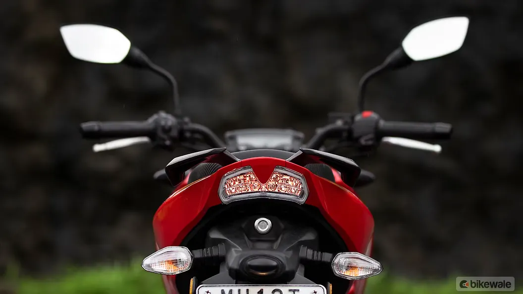 TVS Apache RTR 160 4V Rear Turn Indicators Image – BikeWale