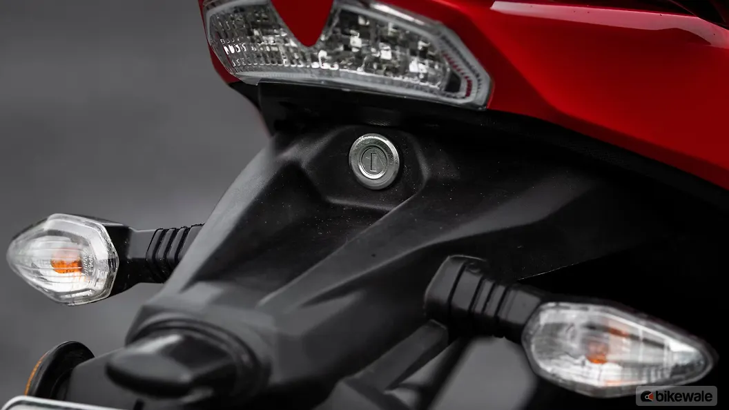 TVS Apache RTR 160 4V Rear Turn Indicators Image – BikeWale