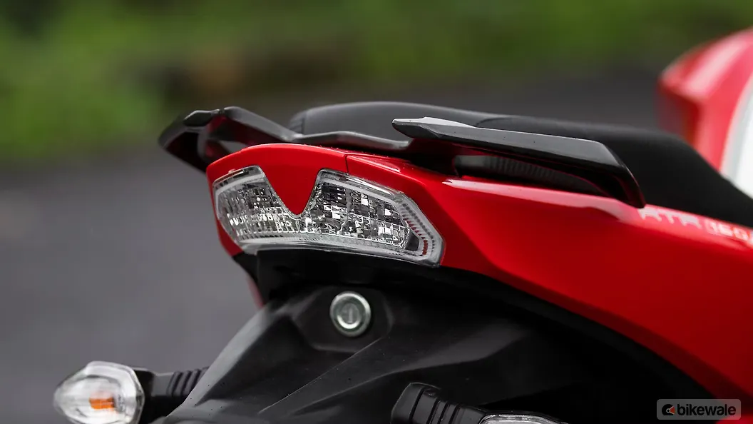 TVS Apache RTR 160 4V Rear Turn Indicators Image – BikeWale