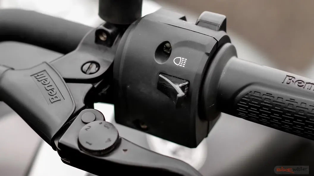 Benelli 502C Steering Lock Image – BikeWale