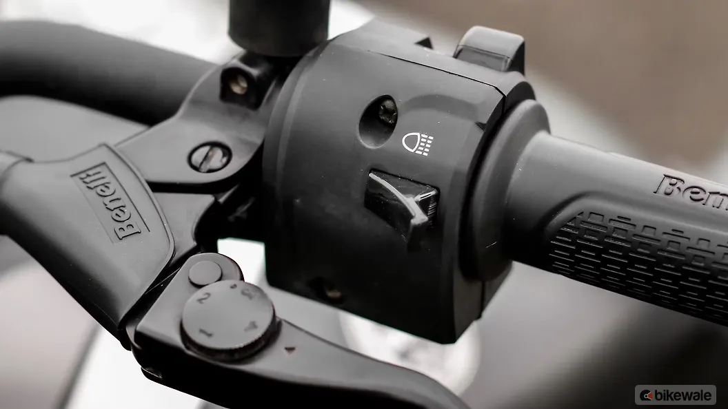 Benelli 502C Ignition Switch Image – BikeWale