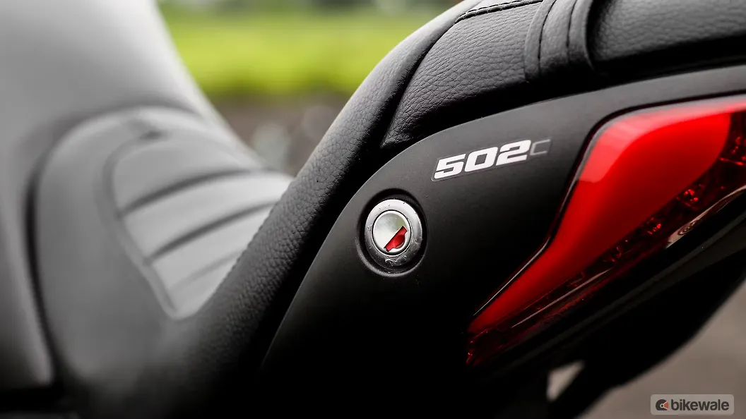 Benelli 502C Seat Remove/Fix Lock Image – BikeWale