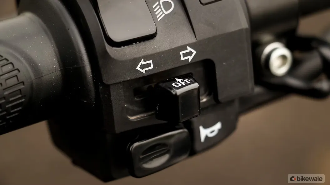 Benelli 502C Turn Indicators Switch Image – BikeWale