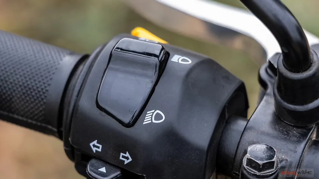 Royal Enfield Scram 411 Hazard Warning Lights Switch Image – BikeWale