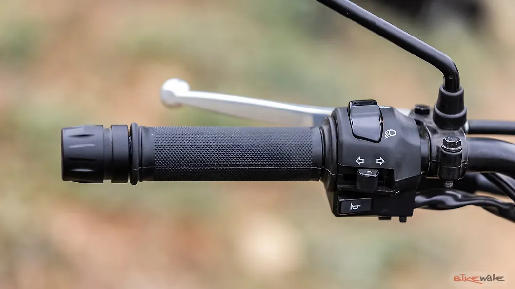 Royal Enfield Scram 411 Turn Indicators Switch Image – BikeWale
