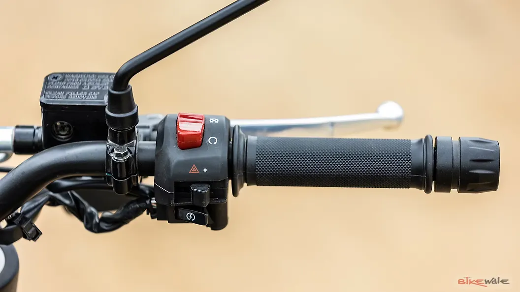 Royal Enfield Scram 411 Turn Indicators Switch Image – BikeWale